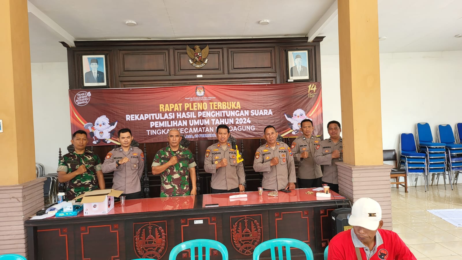 pengamanan pleno rekapitulasi suara pemilu 2024 di Kantor Kecamatan Mojoagung Kab. Jombang ...